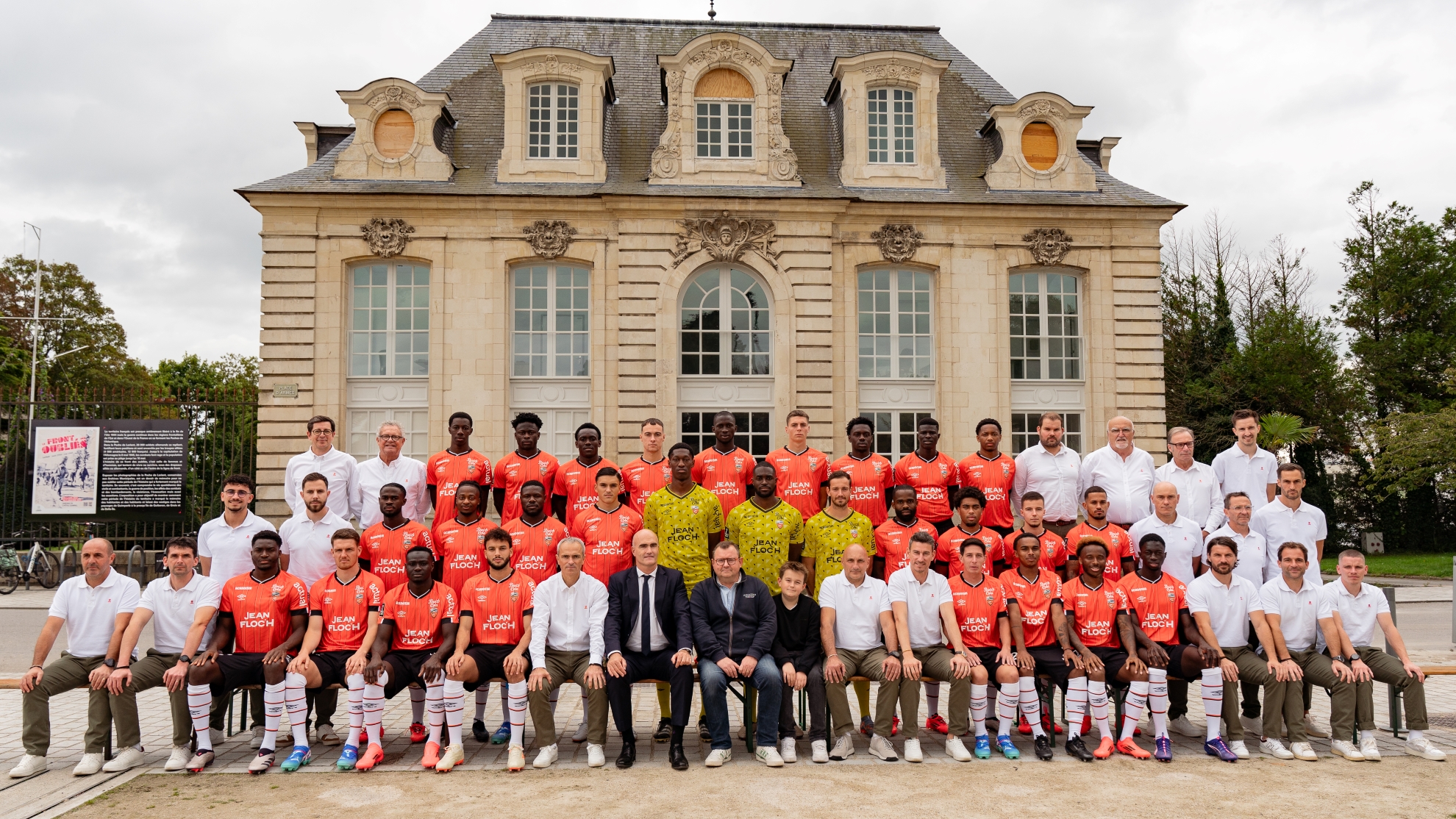 Patrice et Louis posent avec l'effectif et le staff de la saison 2024/ ...